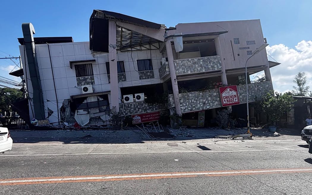 Earthquake of magnitude 7.8 strikes off southern Philippines | RNZ News