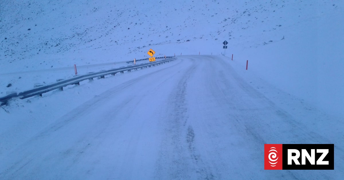 Snow, ice delays school starts in Queenstown | RNZ