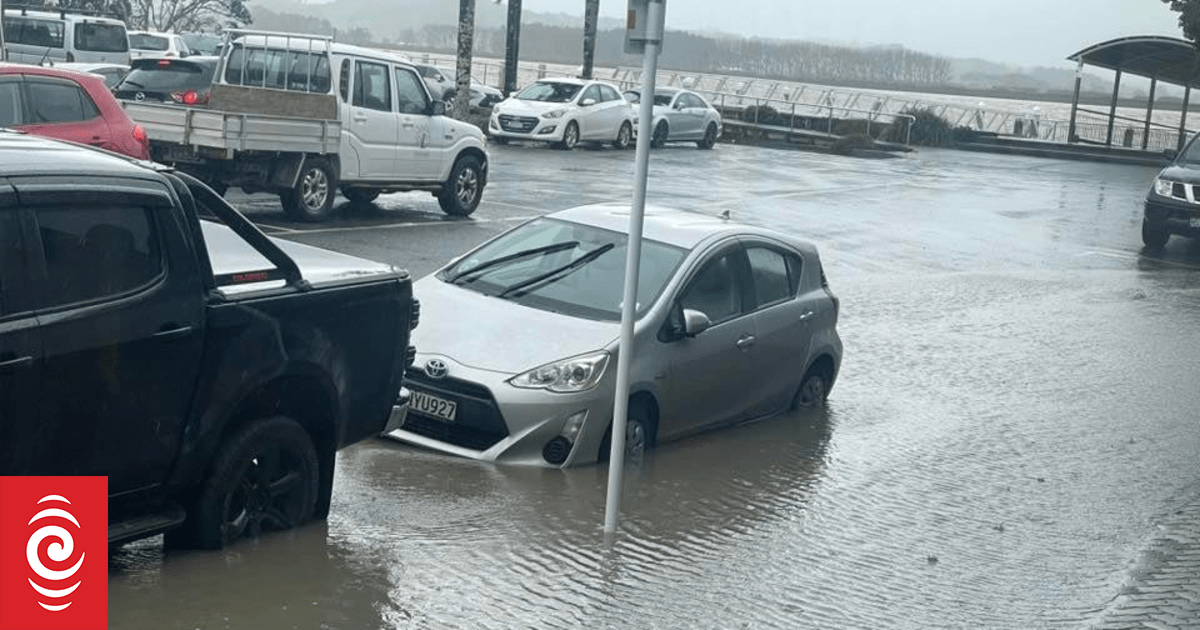 Flooding closes State Highway 1 in Far North, rain warnings in place | RNZ News