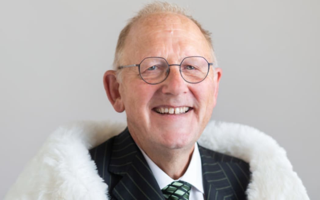 Vote of no confidence in South Wairarapa mayor Martin Connelly | RNZ News