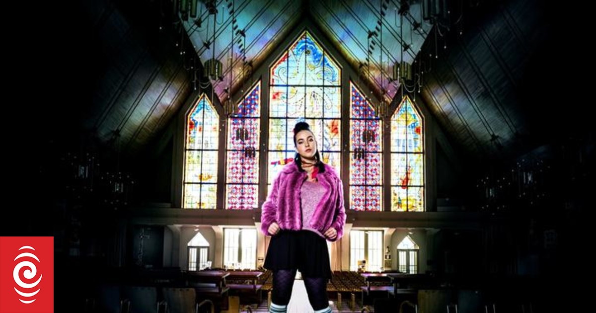 Former flatmates Paul Whelan and Sarah Castle reunite on stage as a ...