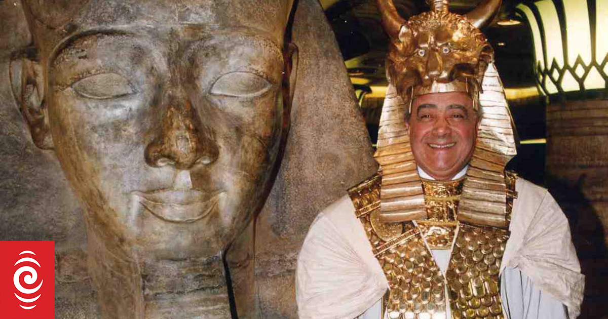 Harrods to remove statues of disgraced former owner Mohamed Al Fayed as Egyptian pharaoh | RNZ News