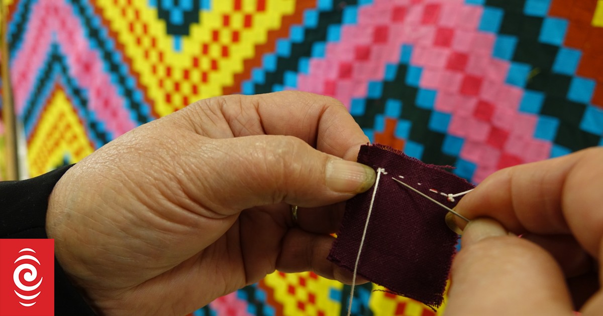 Sewing, strumming and swaying to promote Cook Islands Maori | RNZ News