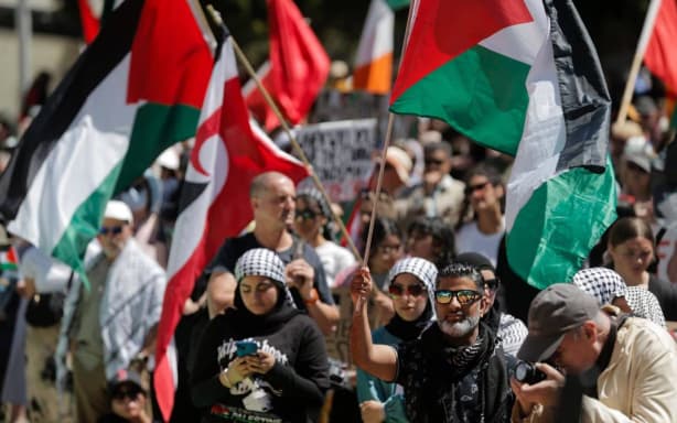 Israel-Hamas war: Aotea Square protesters rally for New Zealand to join ...