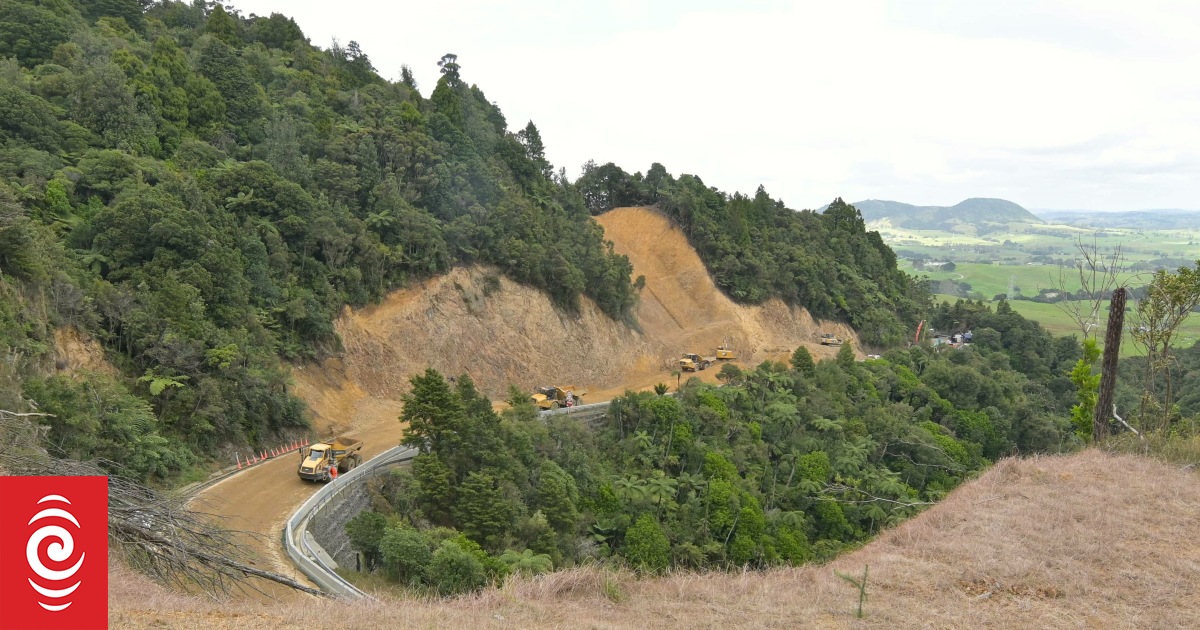 State Highway 1 at Brynderwyn Hills open again after slip | RNZ News