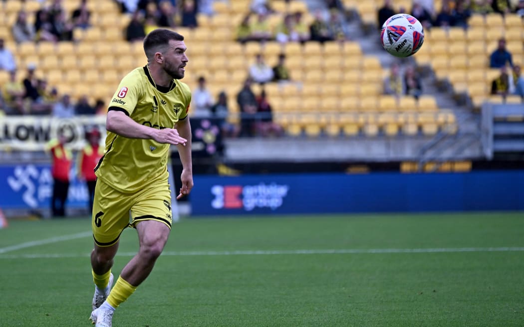 Football: All Whites fullback sticks with the Wellington Phoenix | RNZ News
