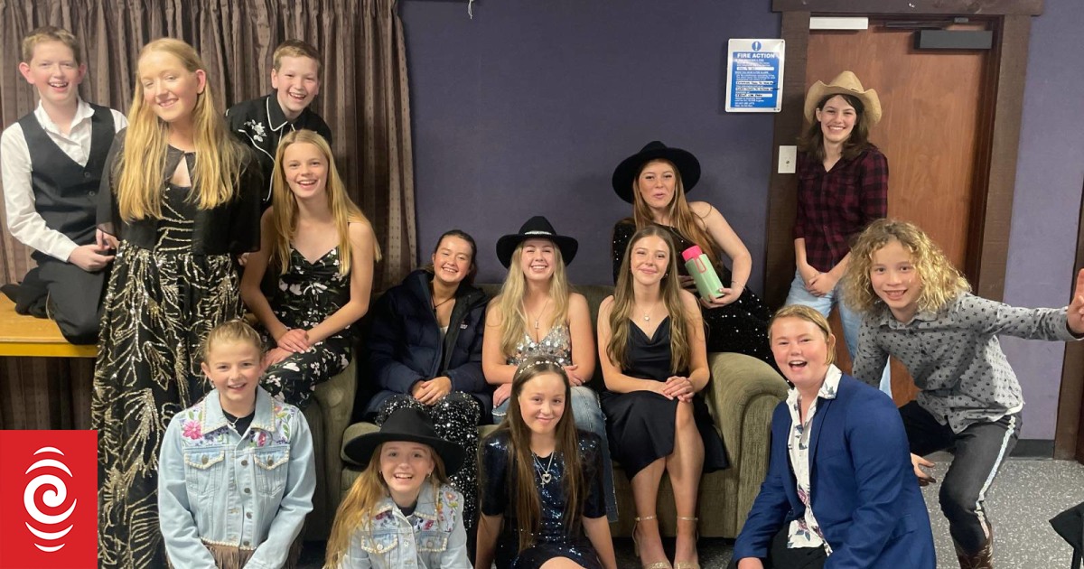 Gold Guitars raising next generation of country music talent | RNZ News