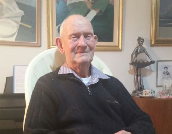 NZ artist donates $100k painting to Scottish gallery | RNZ News