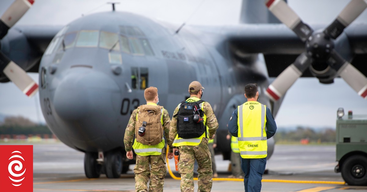 50 NZDF troops fly to Europe to help Ukraine | RNZ