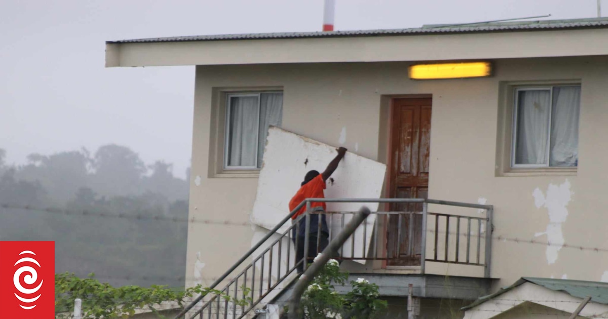 Cyclone Lola lashes Vanuatu's northern provinces | RNZ News