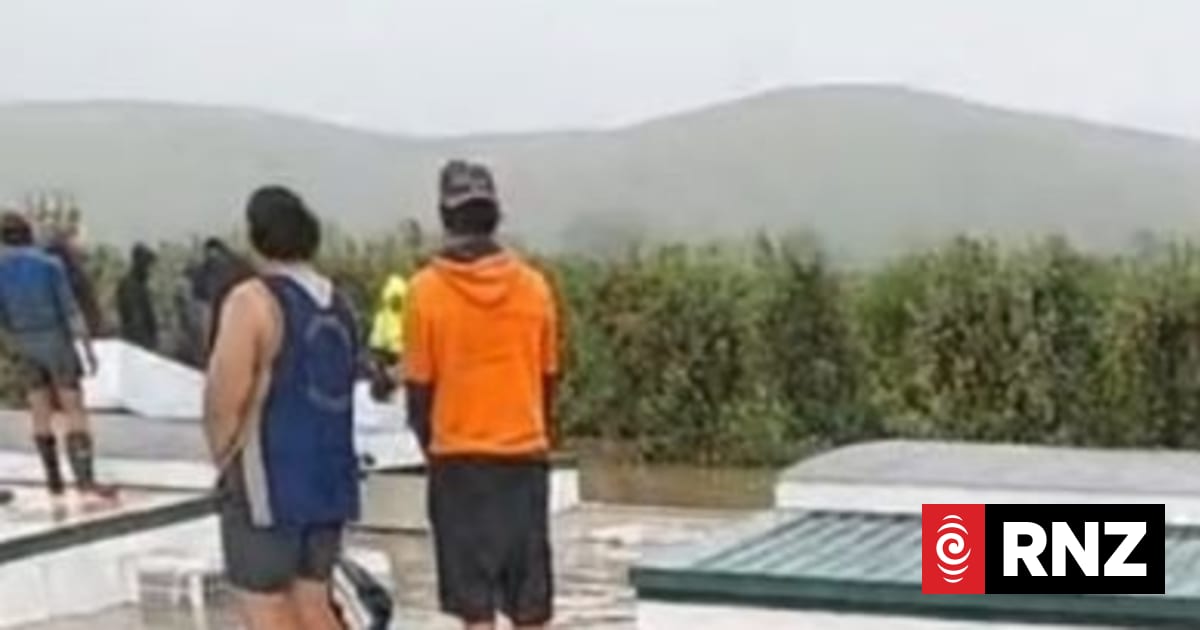Stranded seasonal workers helicoptered to safety | RNZ
