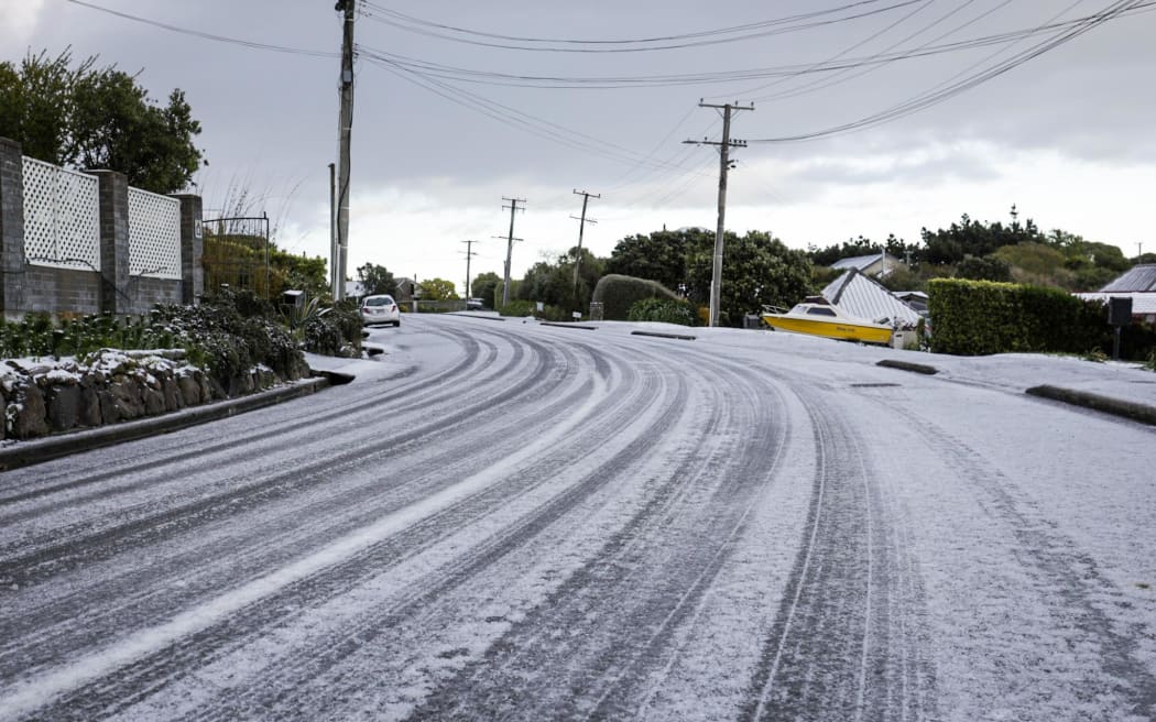 Wintry blast: Snow and sub-zero temperatures in the south, roads closed ...