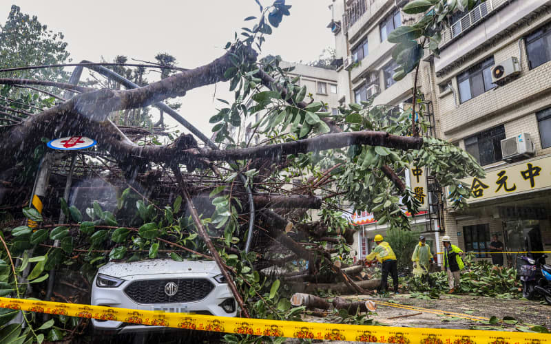 Typhoon Kong-rey bashes Taiwan, the largest storm to hit island since ...