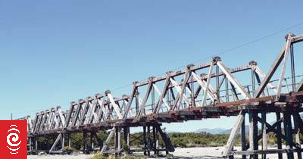 Mayor calls for cycle trail tolls after dangerous bridge closed | RNZ News