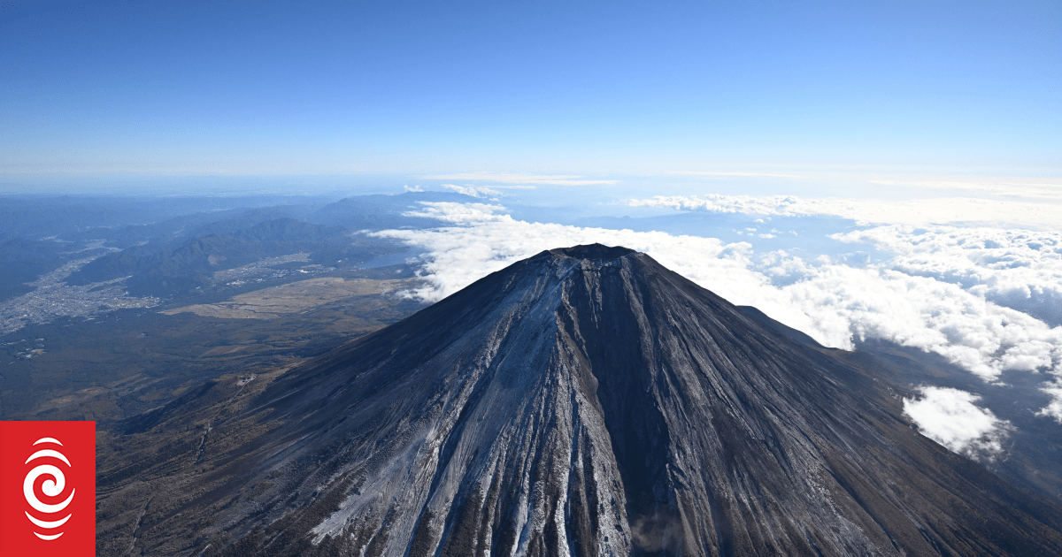 Snowcap on Japan's Mt Fuji this year is latest spotted in 130 years ...