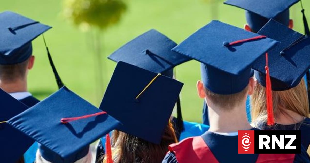Students struggle as debt set to reach $15b | RNZ