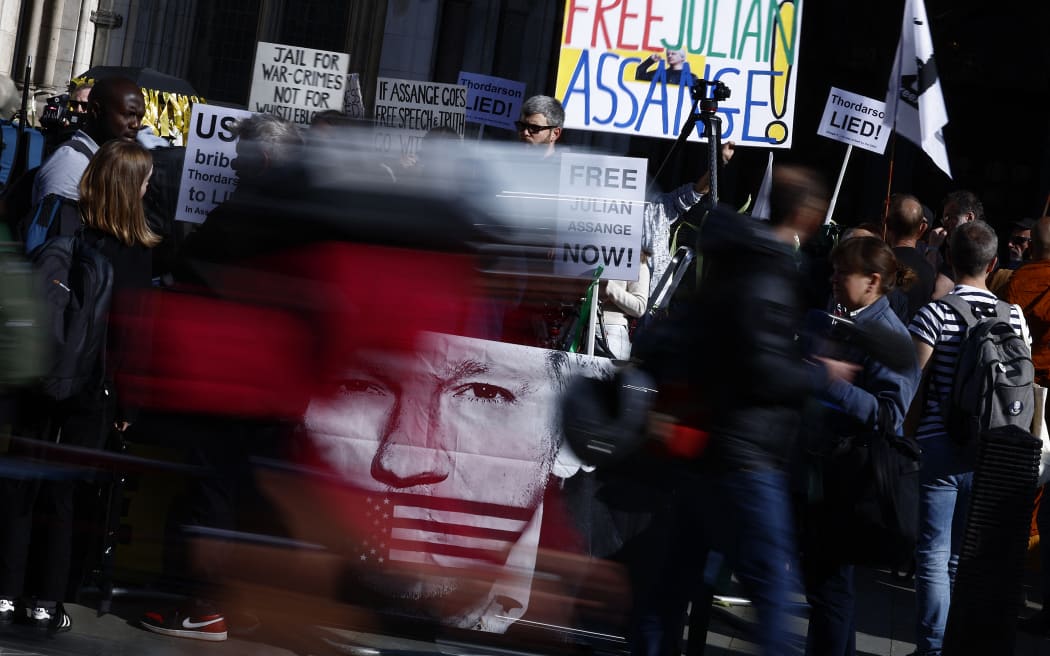 Assange wins right to challenge US extradition | RNZ News