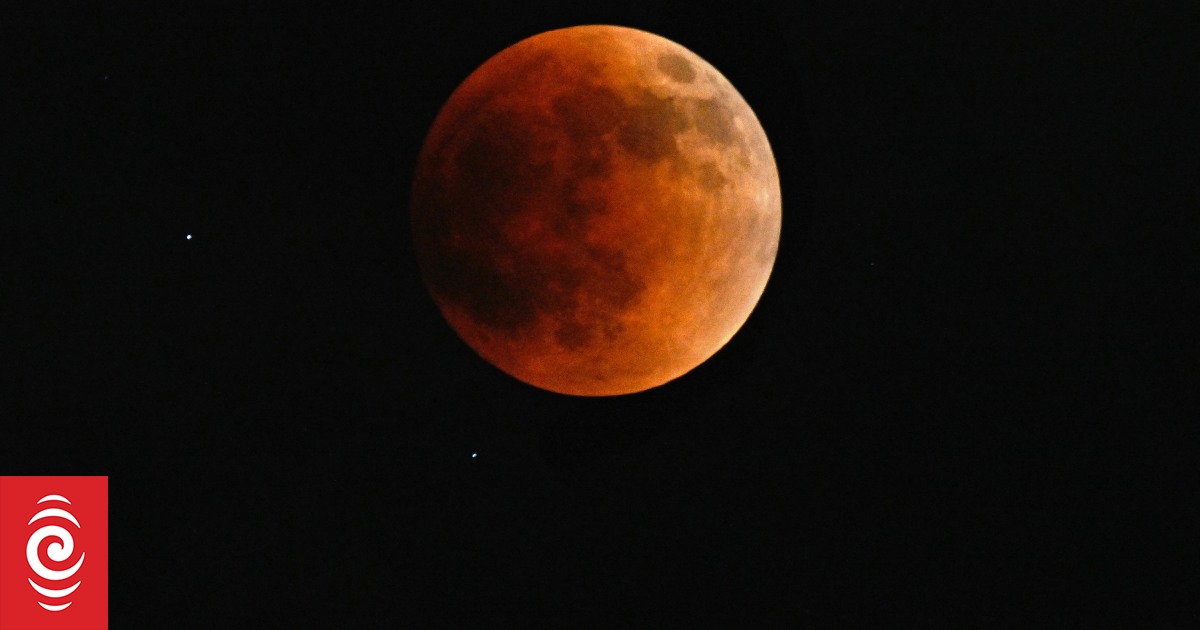 Last total lunar eclipse until 2025 can be seen from New Zealand skies tonight | RNZ News