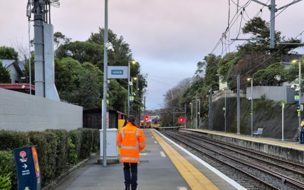 Wellington train crash: Investigators begin work at site | RNZ