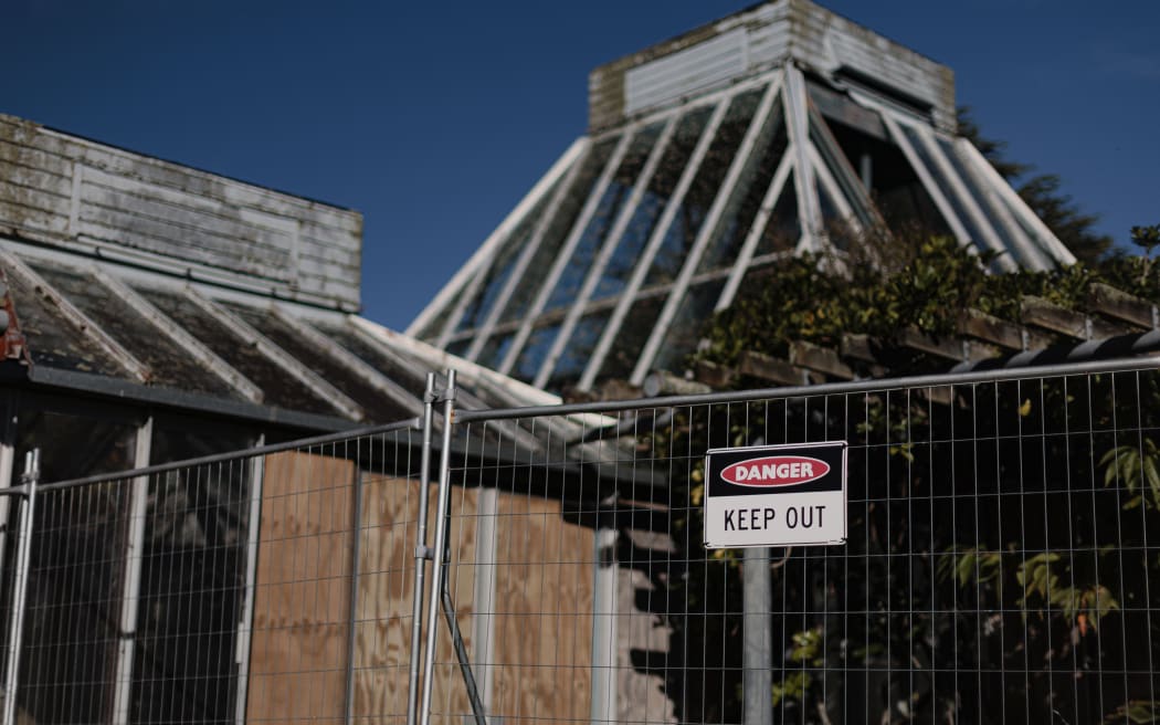 Plan to save closed Lower Hutt conservatory falls through | RNZ News