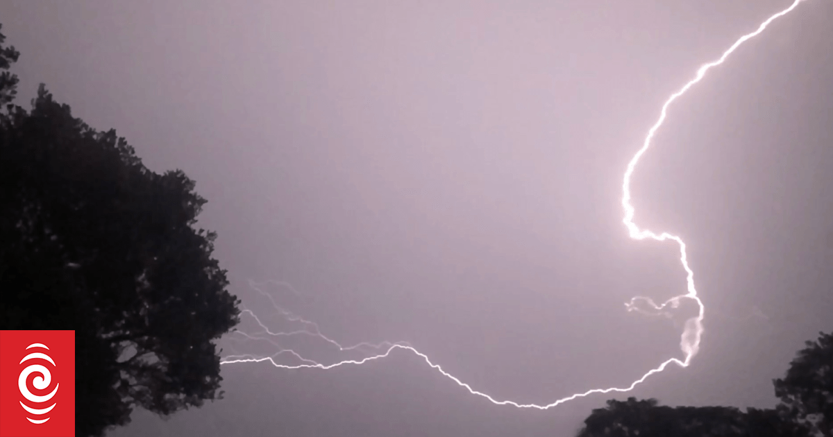 Thunderstorms set to bring more high winds and rain | RNZ