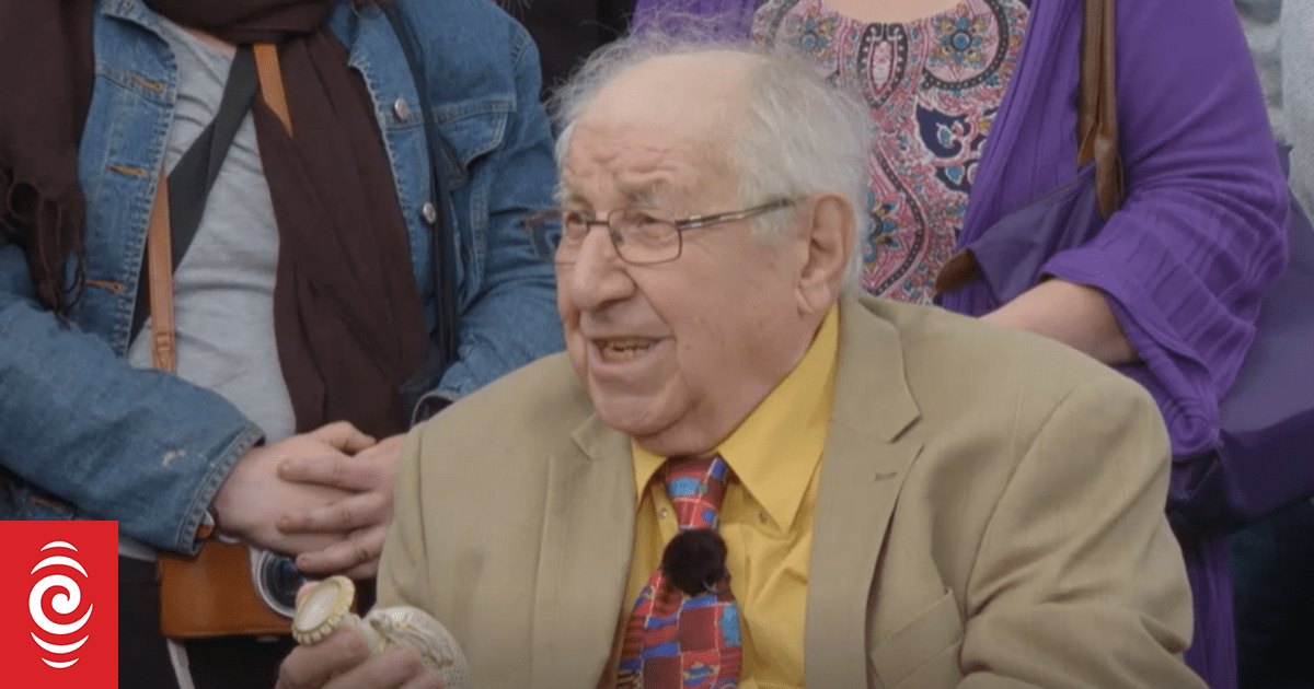 Antiques Roadshow's Henry Sandon dies aged 95 | RNZ News