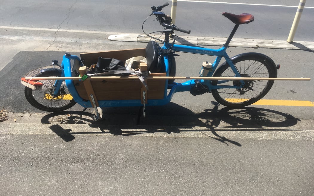 Wellington cyclist uses broom to sweep away tacks | RNZ News