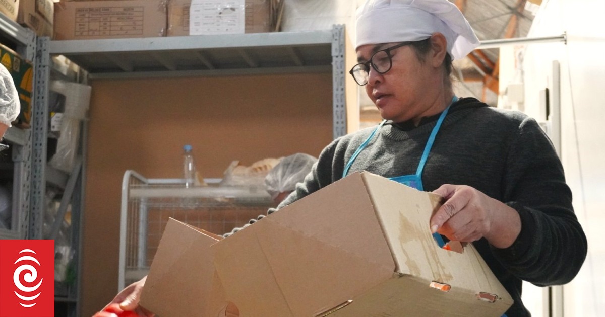 Hawke's Bay community pays for hero chef to visit family in Thailand ...