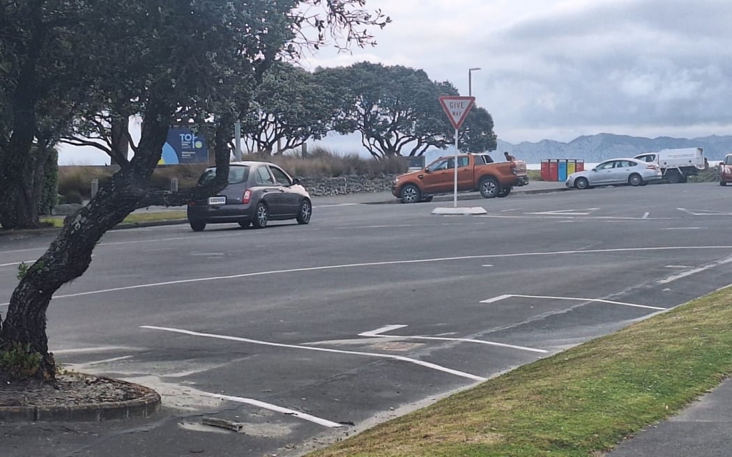 Sign saga: Gisborne Council’s recurring wonky give-way sign | RNZ News