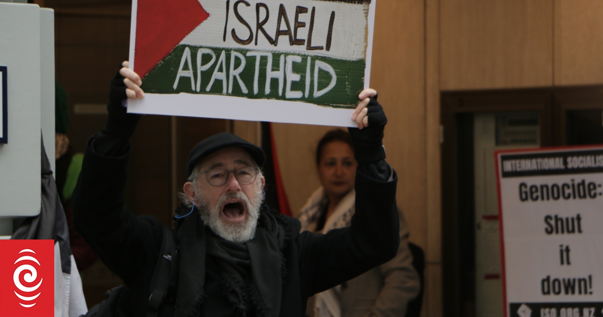 Protest outside Israeli Embassy closes road | RNZ News