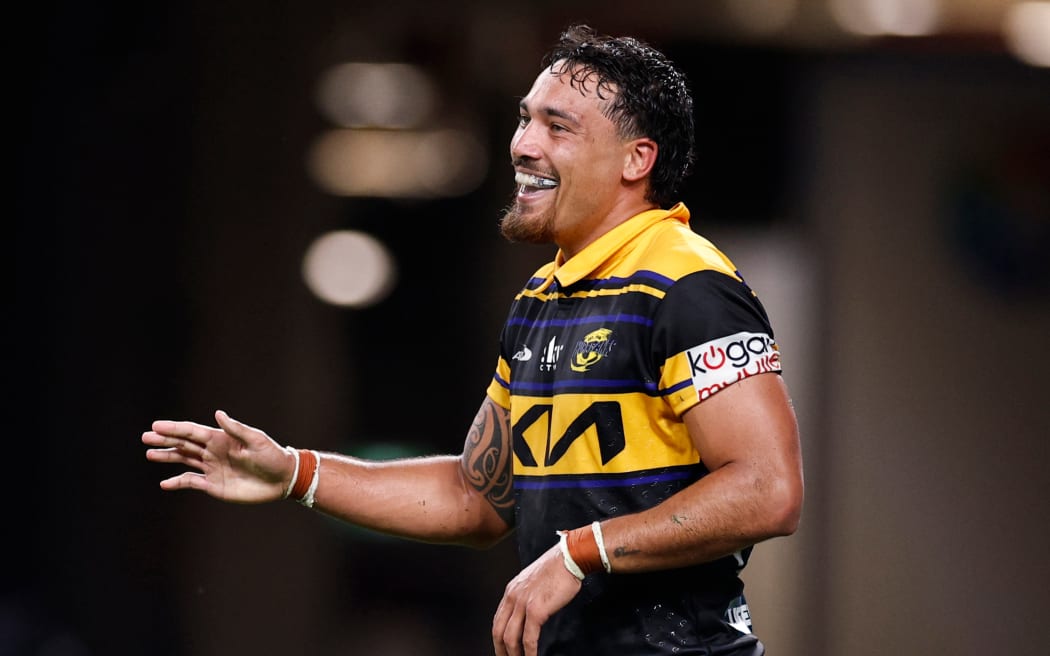 Rugby: Table-topping Hurricanes face first NZ derby of Super Rugby ...