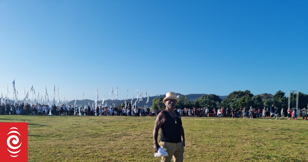 Tame Iti leads white flag hikoi onto treaty grounds | RNZ