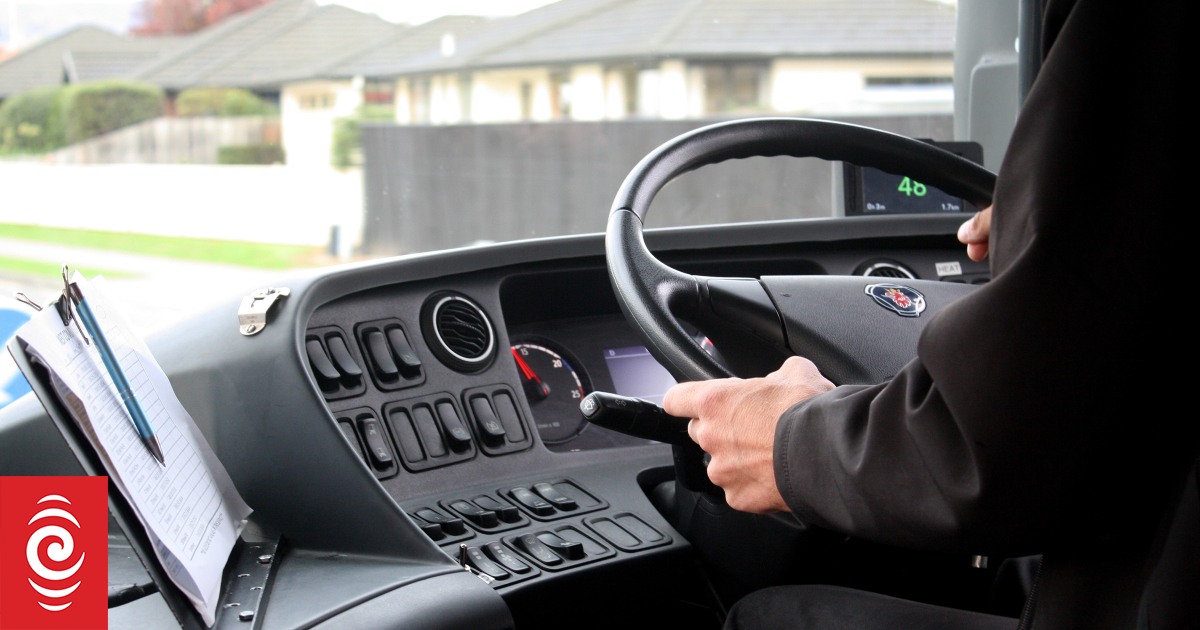 Govt locks in minimum hourly rate for migrant bus drivers | RNZ News
