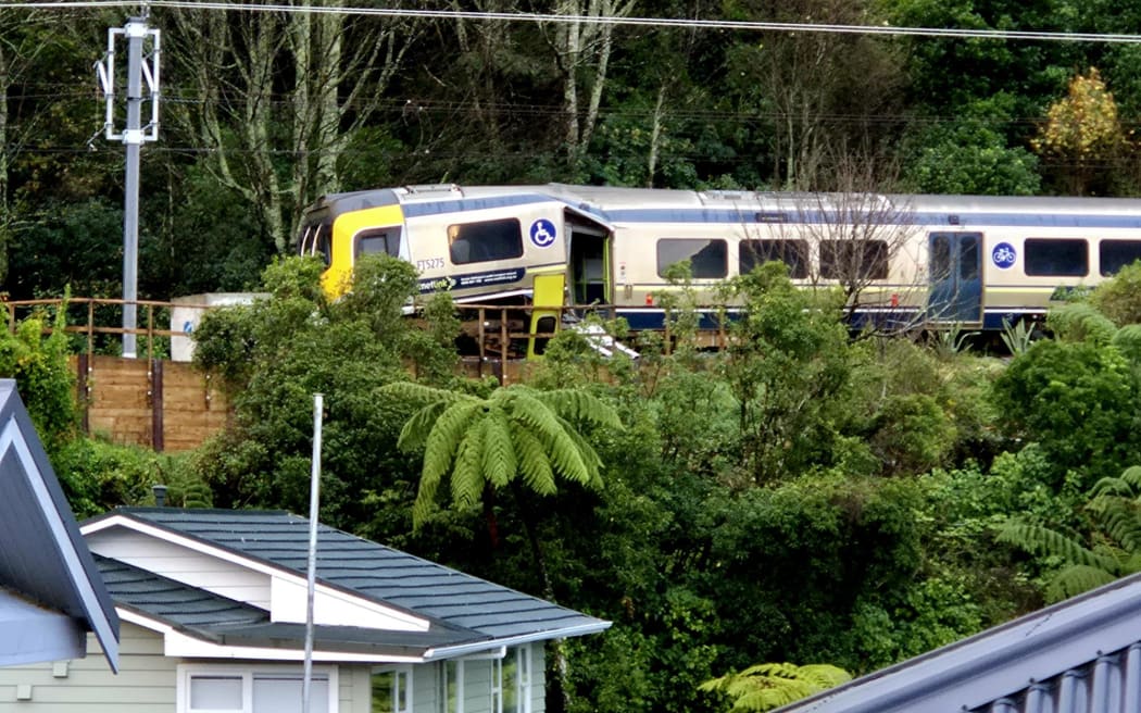 Wellington train crash: Investigators begin work at site | RNZ News