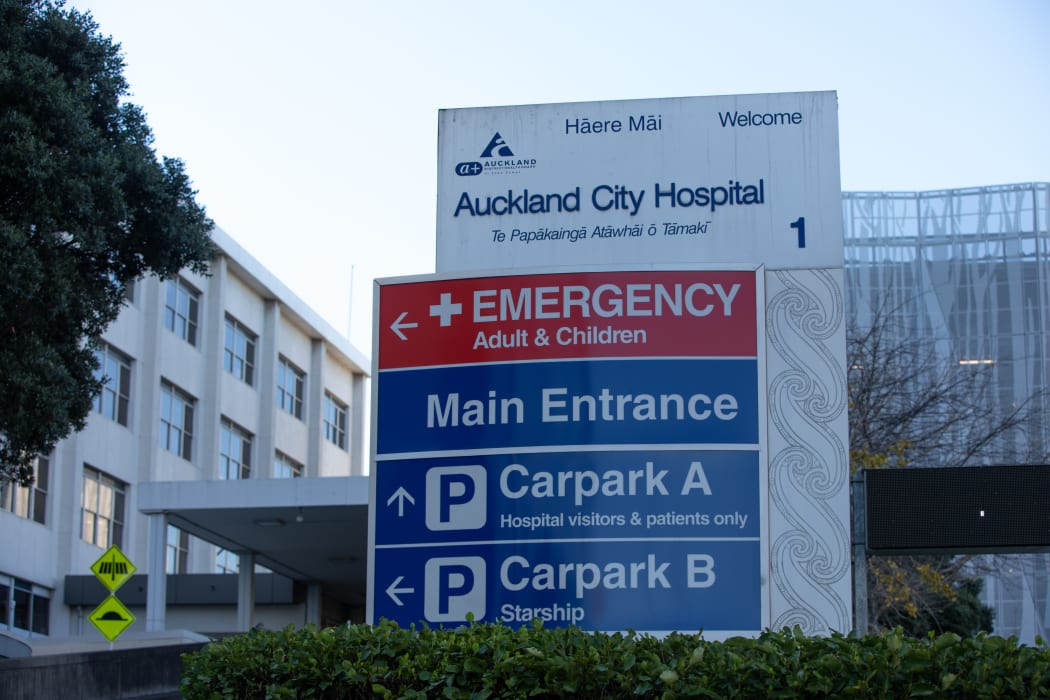 Covid outbreak of 13 at Auckland City Hospital | RNZ News