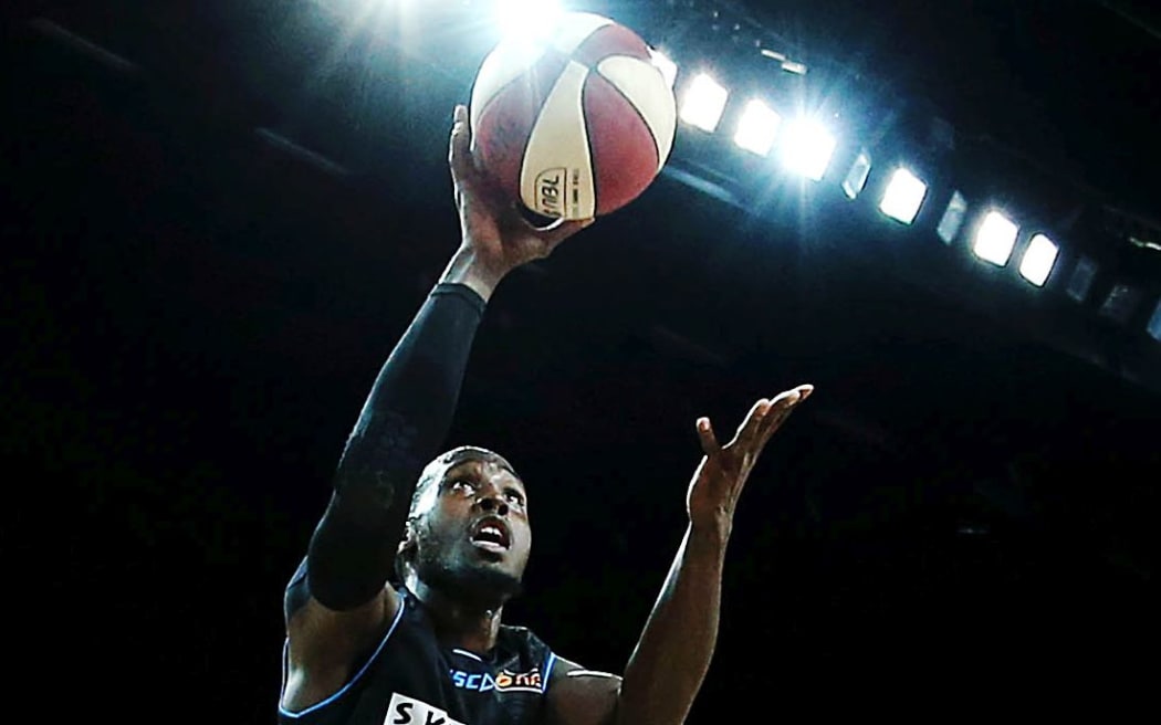 Cedric's miracle shot clinches win for Breakers | RNZ News