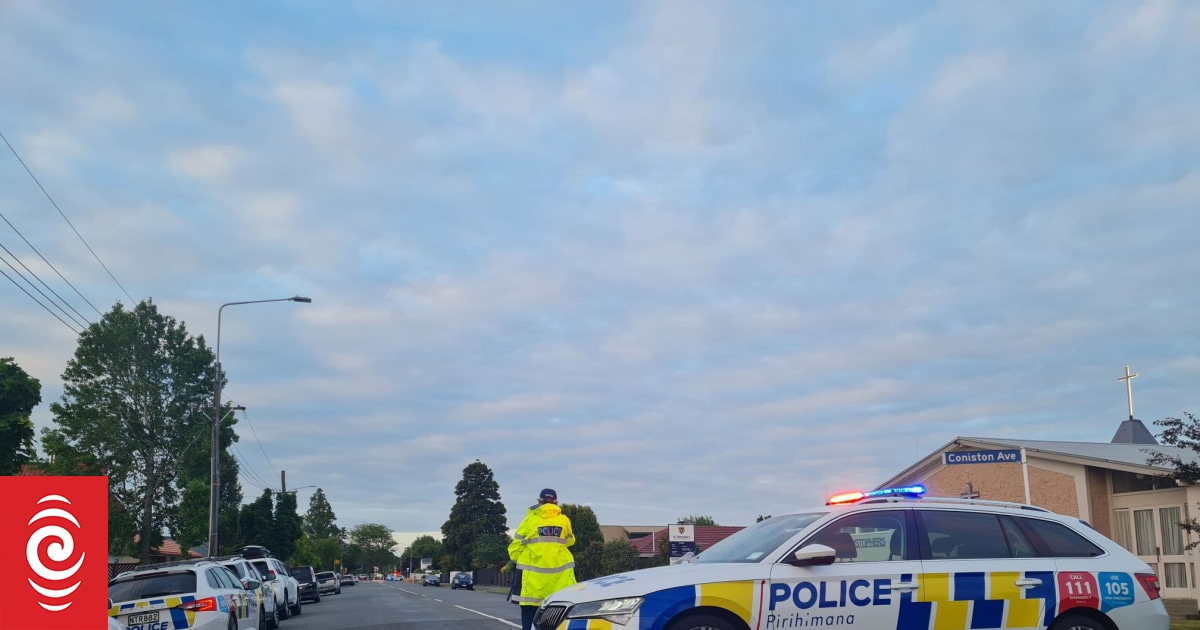 Police in standoff with person refusing to leave house | RNZ News