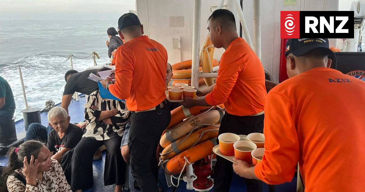 Hundreds on board sunken ferry boat in Philippines | RNZ News