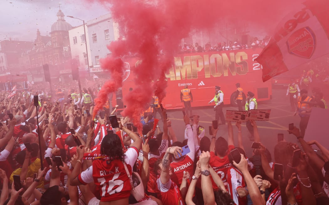 Football: Arsenal paint London red with victory parade after Premier ...