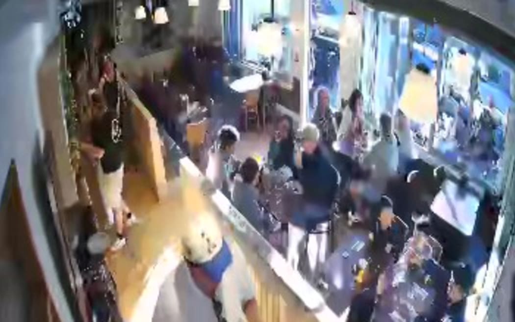 Police release CCTV images in Arrowtown coward-punch probe | RNZ News