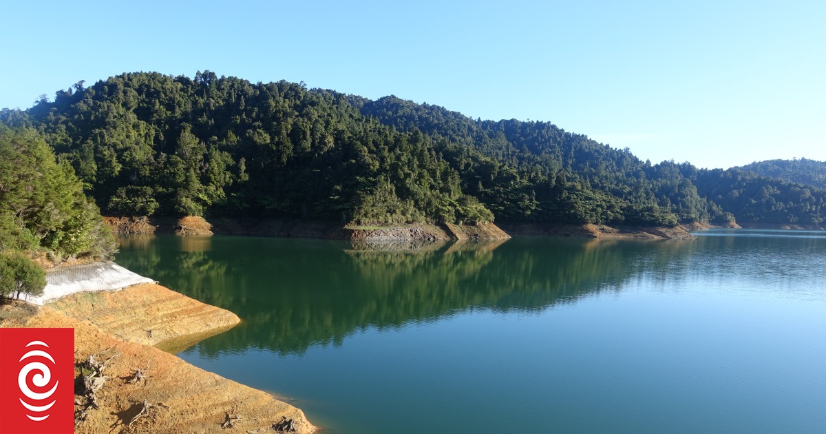 Auckland water use records broken three times in a week | RNZ News