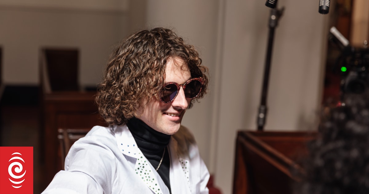 What happens when a makeup artist loses his sight? | RNZ