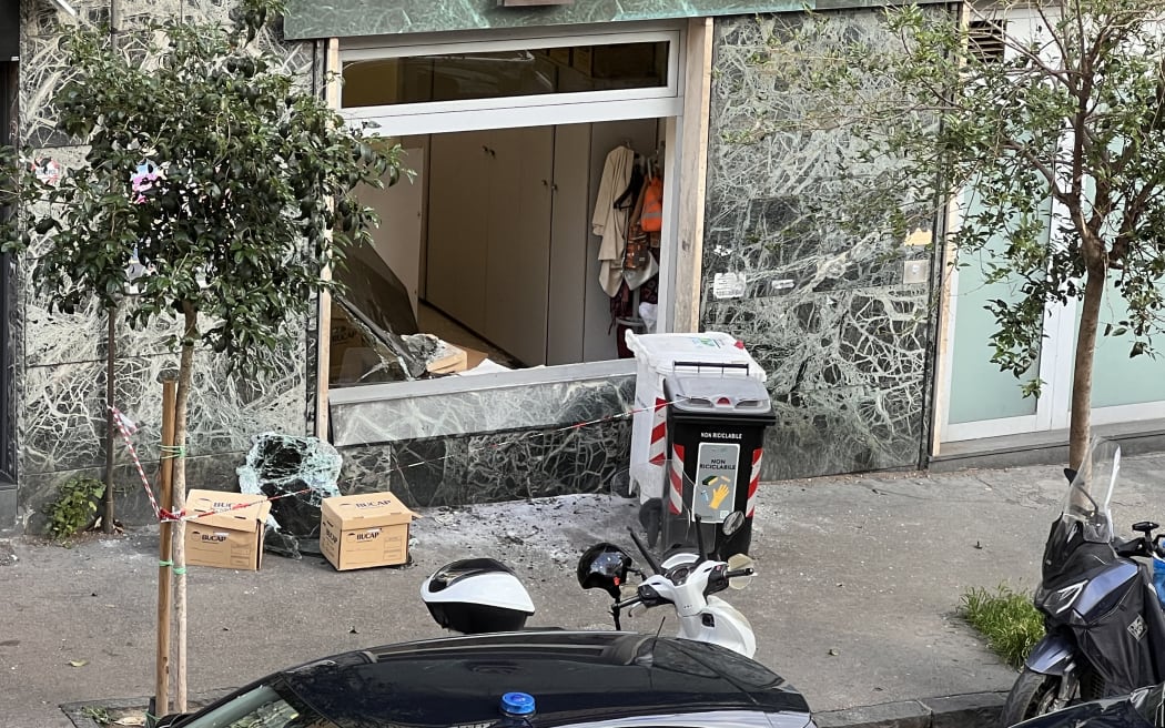 Bank robbers in Italy hold 25 people hostage | RNZ News