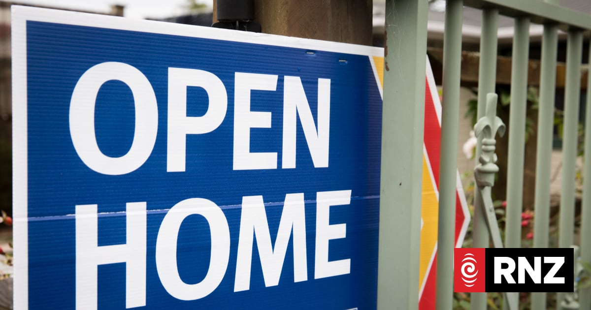 Don't take on too much debt, govt warns homeowners | RNZ