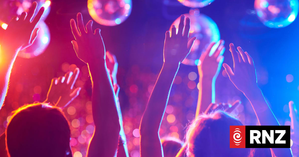 Council wants to rein in bar-hopping Queenstown tourists | RNZ