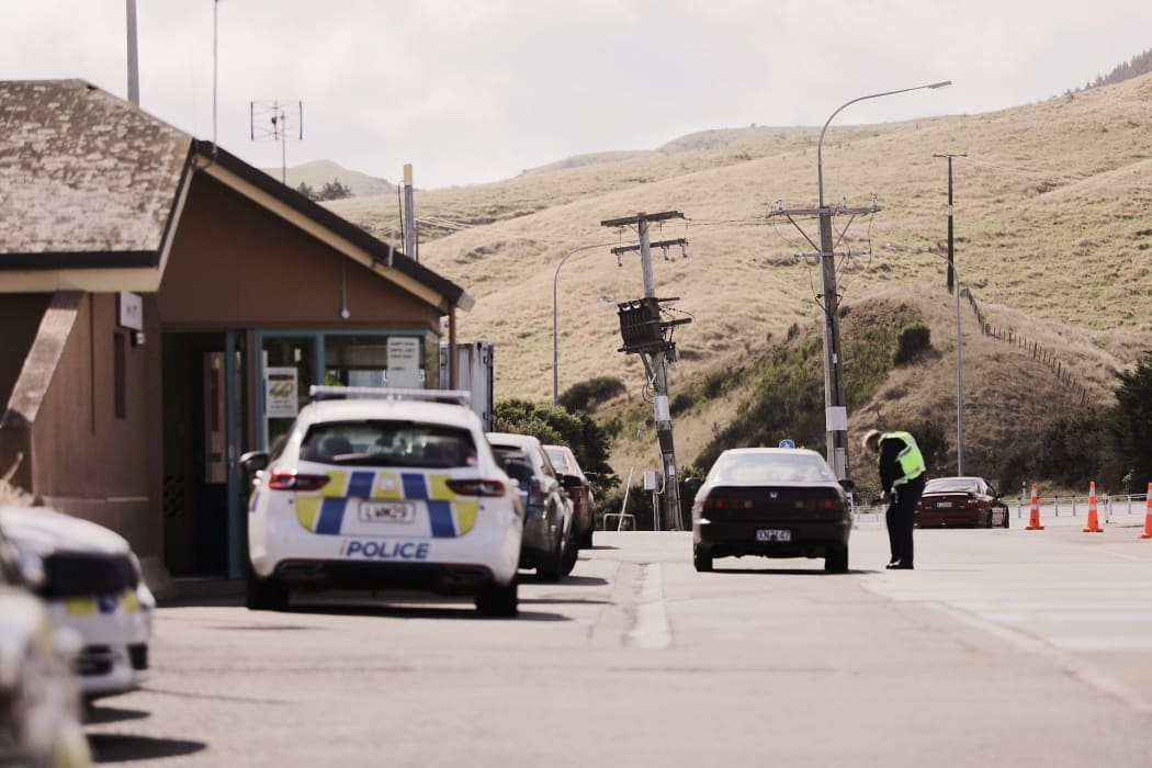 Police checkpoints set up to stop holidaymakers | RNZ News