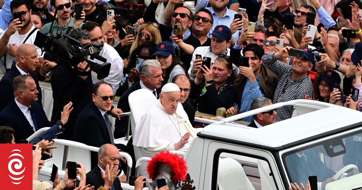 Pope Francis greets cheering Easter crowds from popemobile | RNZ News