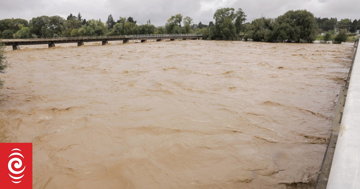 Power line worker momentarily swept up in flooding near Waipawa River ...