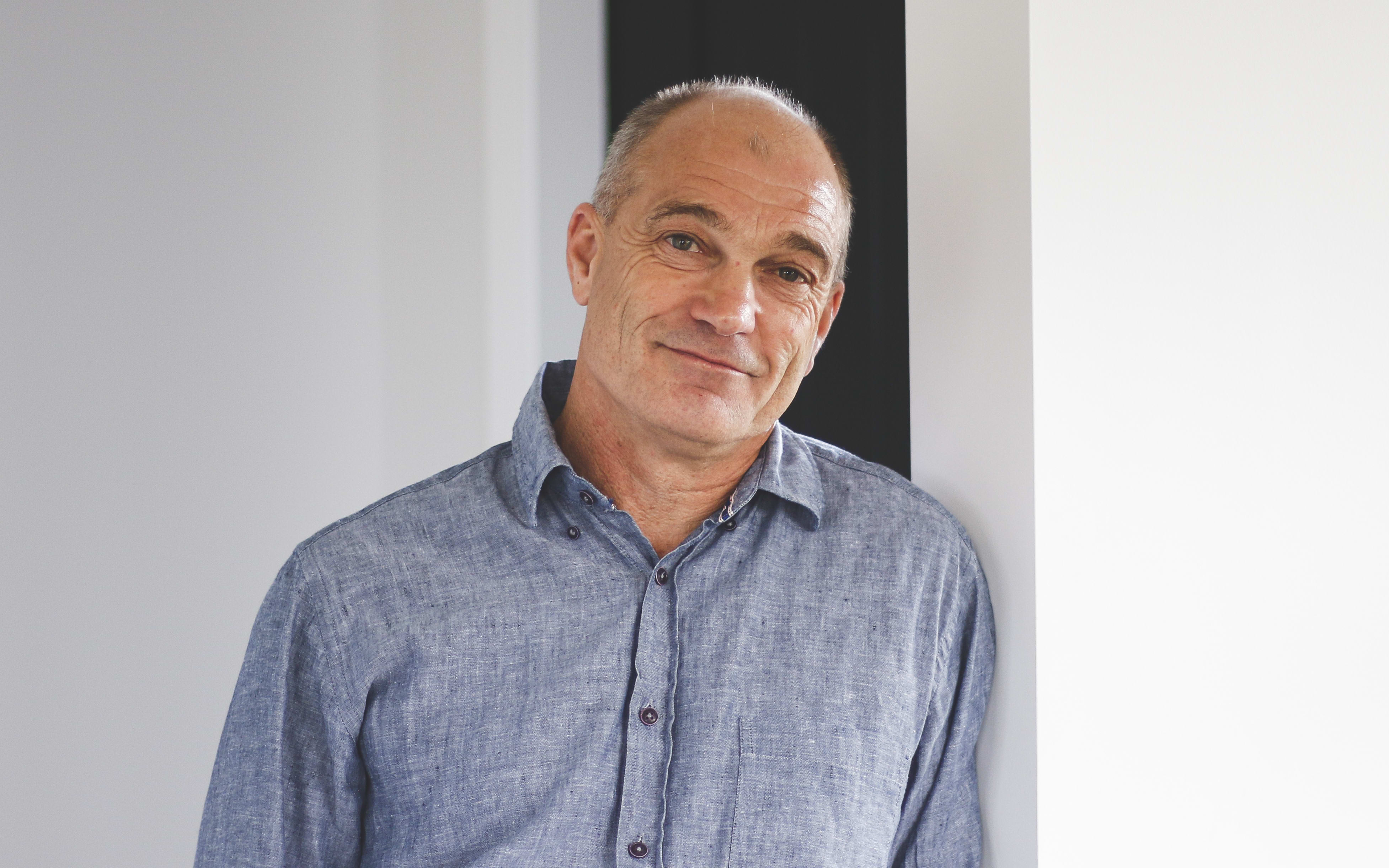 Ian Austin's new thriller has a stamp of authority | RNZ