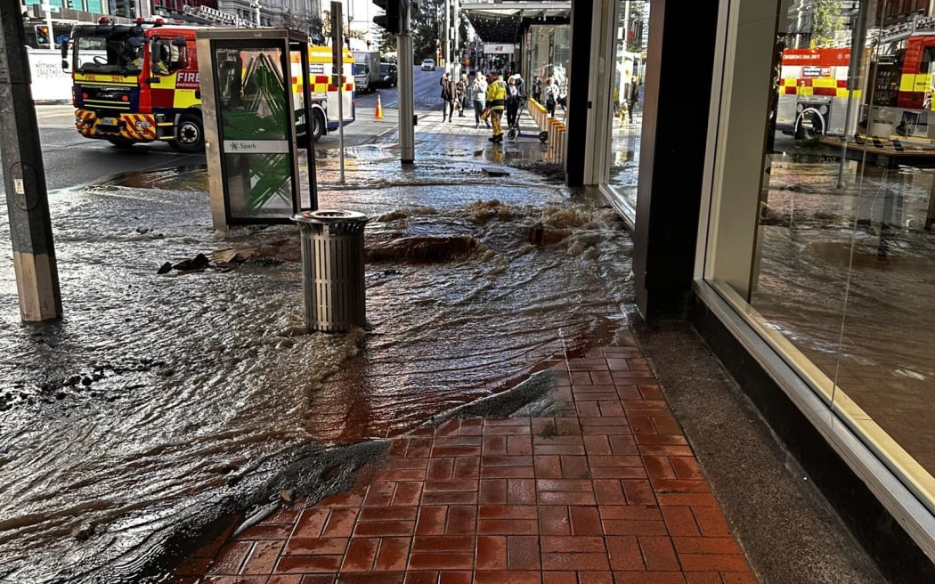 Broken water main floods Queen Street in Auckland | RNZ News